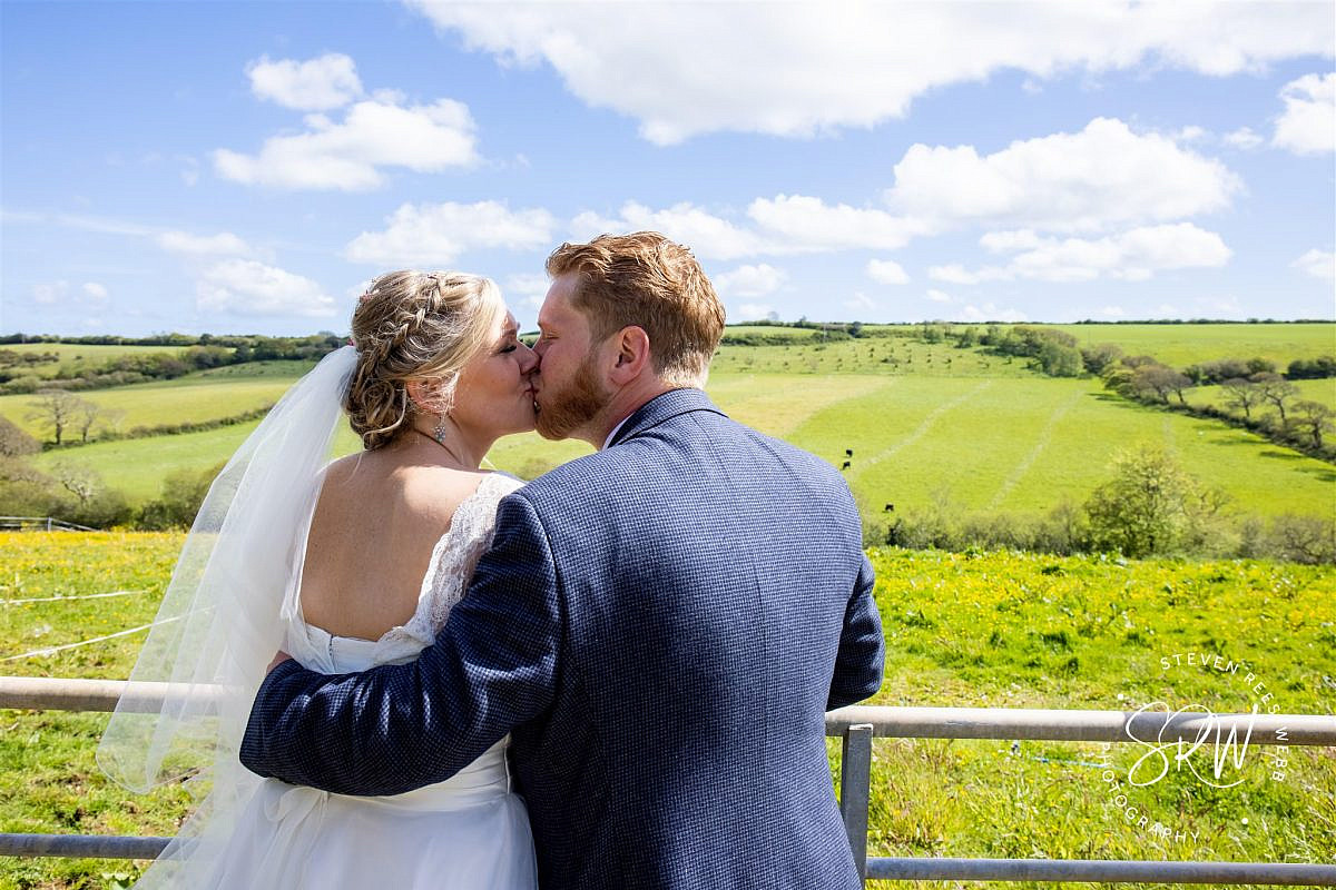 10 Must-Have Wedding Photos